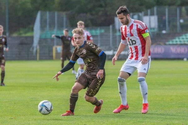 What is a Box-to-Box Midfielder? (And How to Play One)